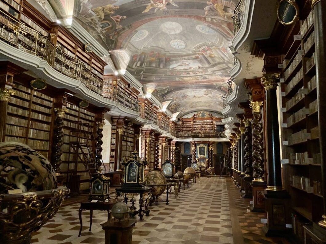 プラハ2日目 肉屋のハンバーガーと生肉タルタル、クレメンティヌムの美麗図書館！ - 世界一周 めし旅